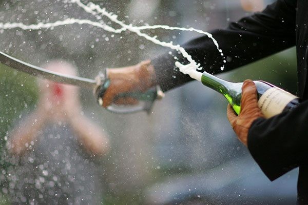 Cinco dicas certeiras para a sabrage: abrir o champagne com sabre ...