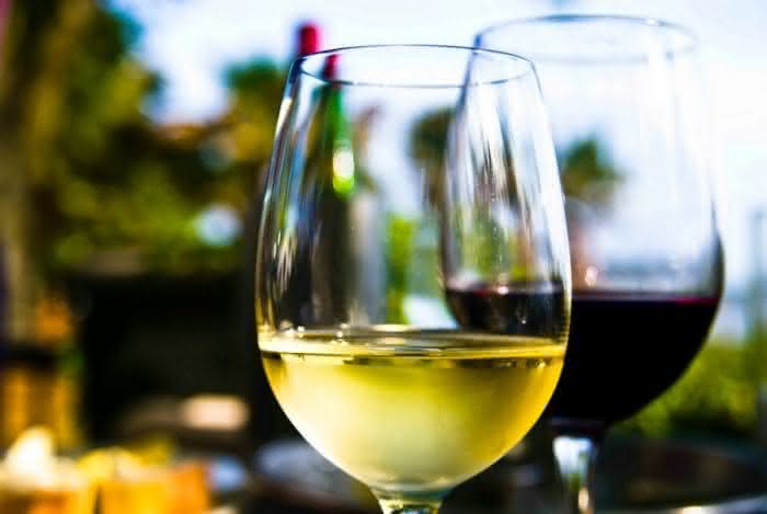 Dez motivos para apreciar vinhos brancos · Revista ADEGA